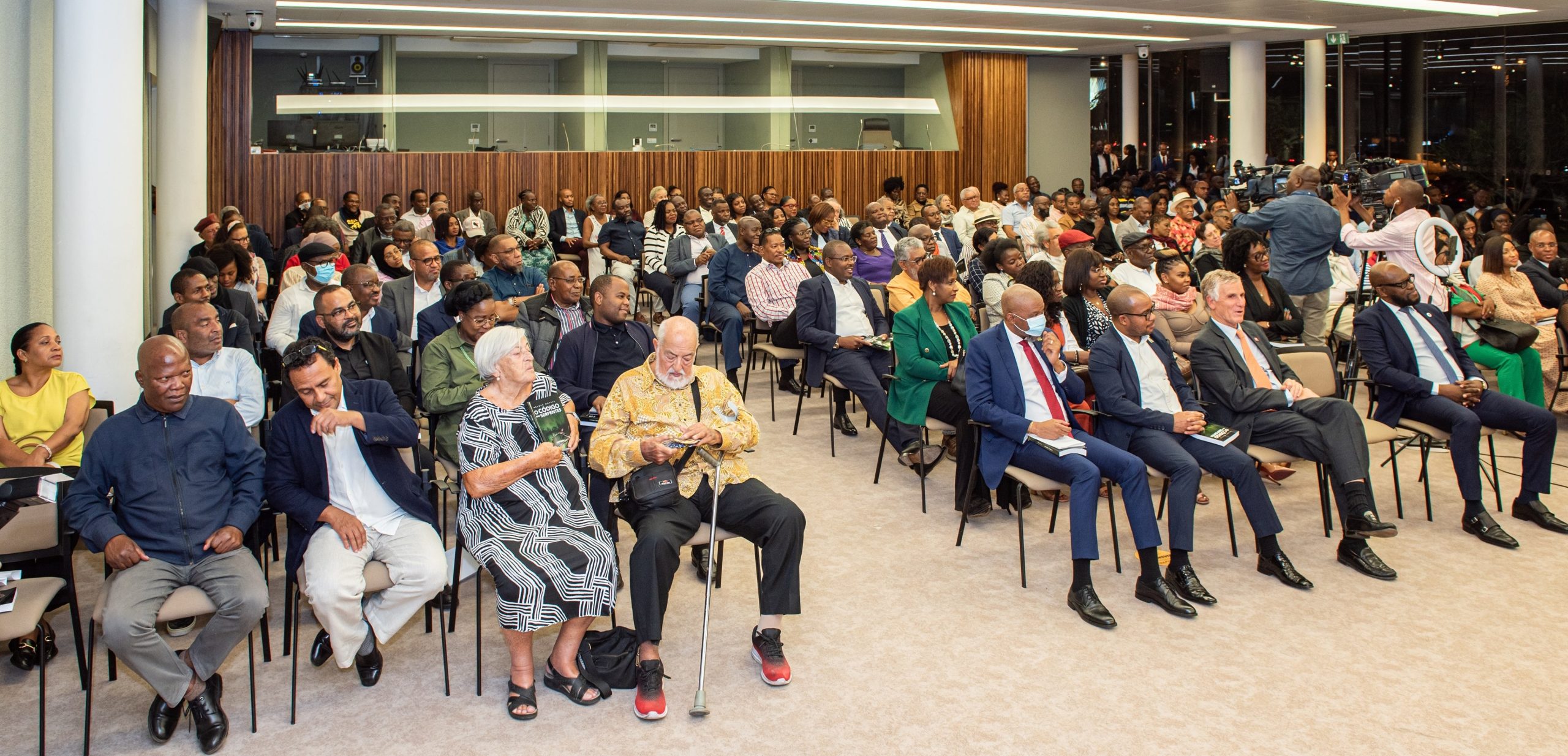 “Código das Serpentes” de Hélder Muteia lançado em Maputo com a ...